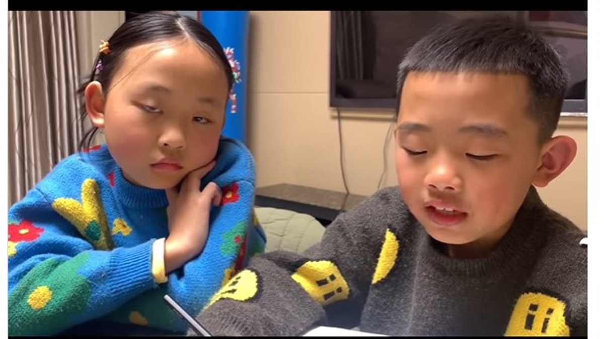 Ceo svet se smeje dok gleda kako se mali Kinez muči da nauči da priča ...