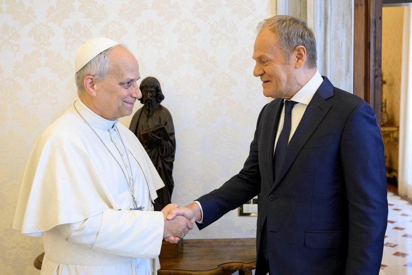Watykan. Donald Tusk odwiedził grób Jana Pawła II. Spotkał Polaków