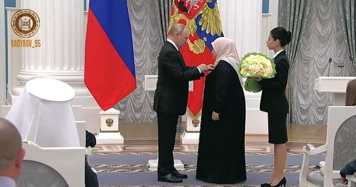 Putin odznaczył matkę Ramzana Kadyrowa Orderem Honoru - Wiadomości