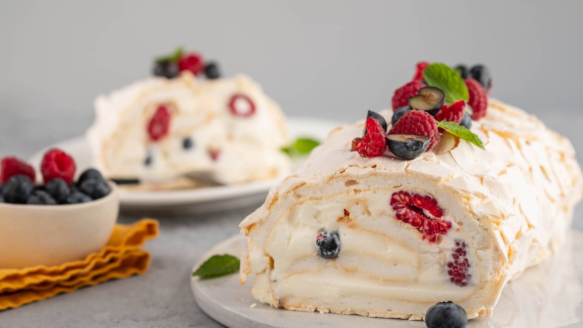 Recept rolat torta sa malinama i borovnicama Noizz