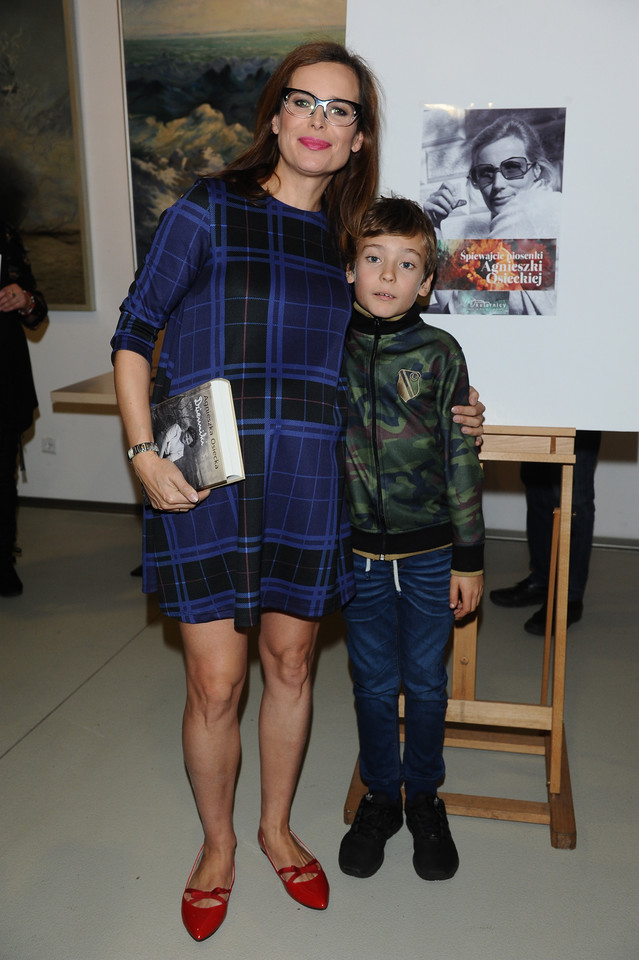 Ciężarna Agata Passent z synem - Plejada.pl