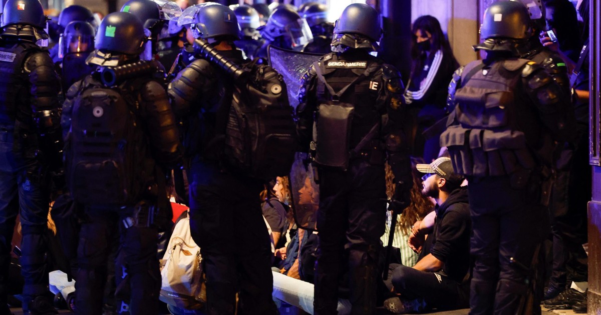 Policjant zastrzelił 17-latka we Francji. Dla podejrzanego zebrano już ponad milion euro