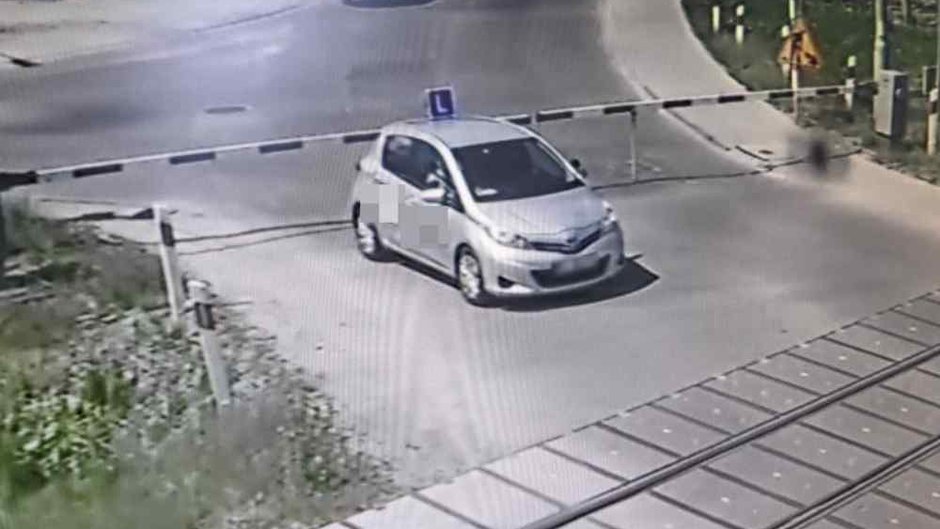 Blisko tragedii na egzaminie. Kursant utknął na przejeździe - Motoryzacja