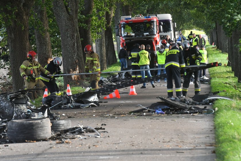 Mazury. Wypadek porsche. Zginęli dwaj biznesmeni Mazury. Wypadek porsche. Zginęli dwaj biznesmeni