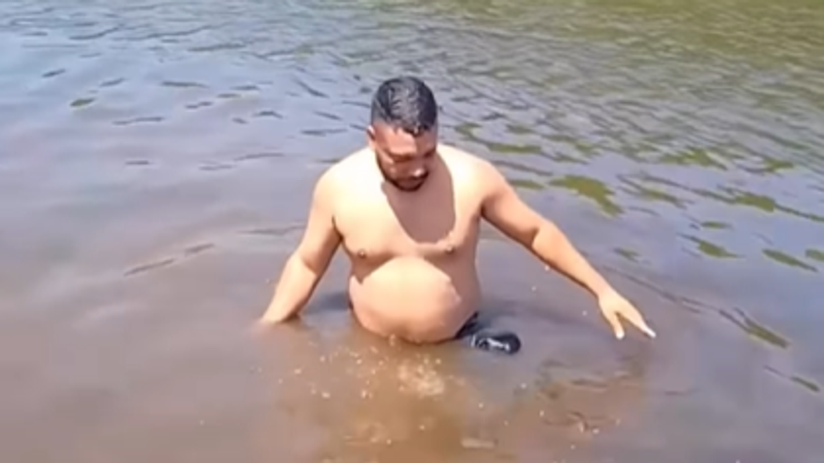 Ušao u reku da se rashladi pa rukama slučajno uhvatio bebu krokodila: Ubrzo usledio tutanj - Blic