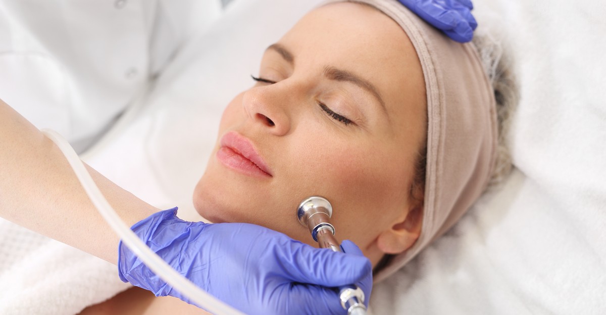 Oxybrazja - na czym polega? Co ją odróżnia od mikrodermabrazji?