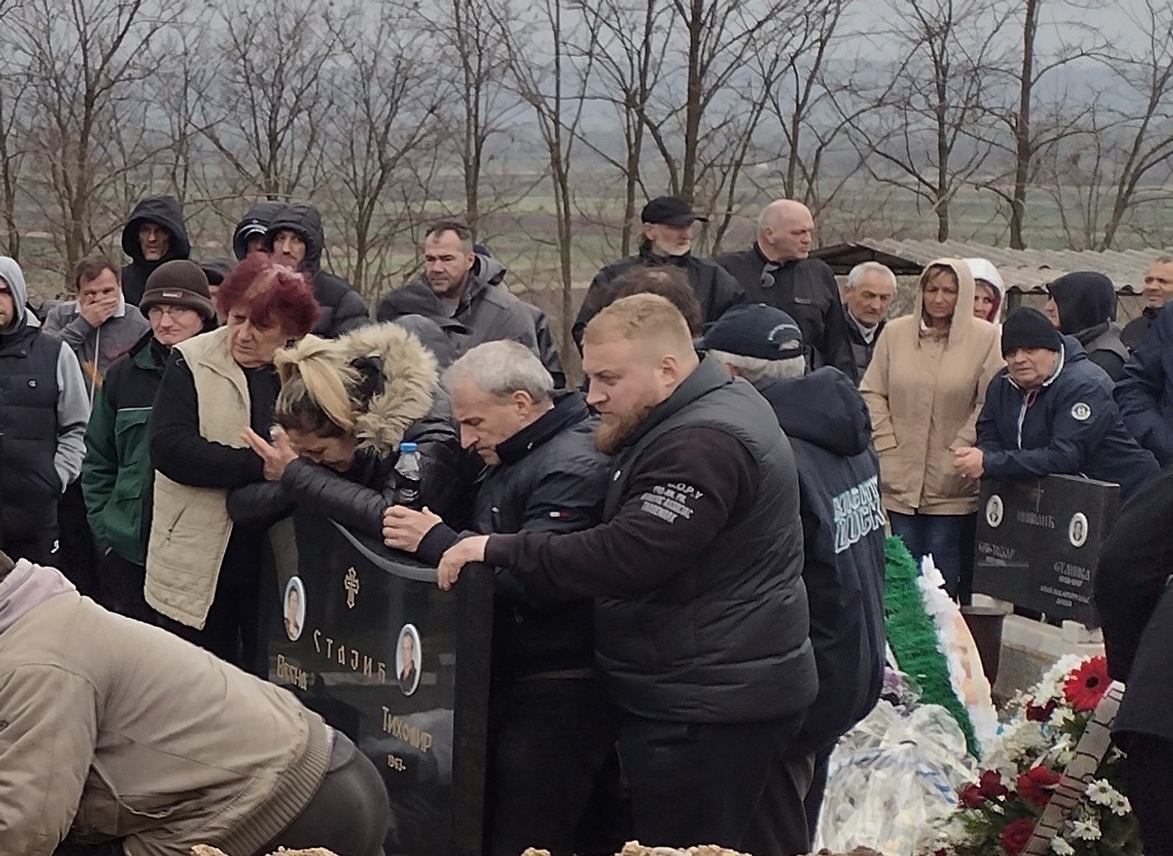 POTRESNE SCENE NA SAHRANI STRADALOG RUDARA BOJANA Pre 40 dana postao otac, danas sahranjen pored ...