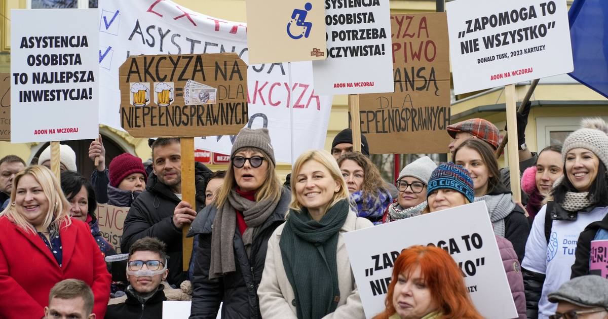 Protest osób z niepełnosprawnością przed kancelarią premiera. "Godne ...