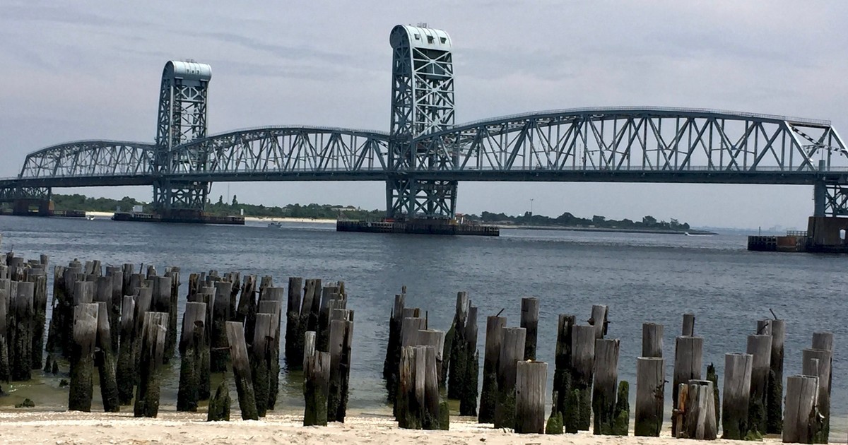 A headless body with no arms washes up on a New York beach | Business ...