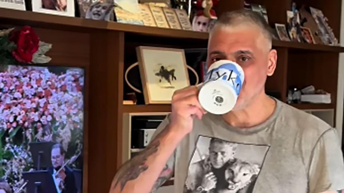 Zavirite u stan Čede Jovanovića koji deli sa Aleksandrom Kosom, trpeza ...