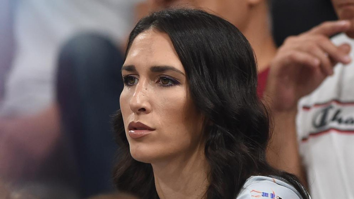 Jelisaveta Orašanin "zaboravila" da obuče brusthalter: Svi gledaju u ...