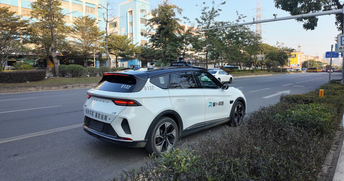 China's Apollo Go robotaxi had a near miss with another vehicle ...