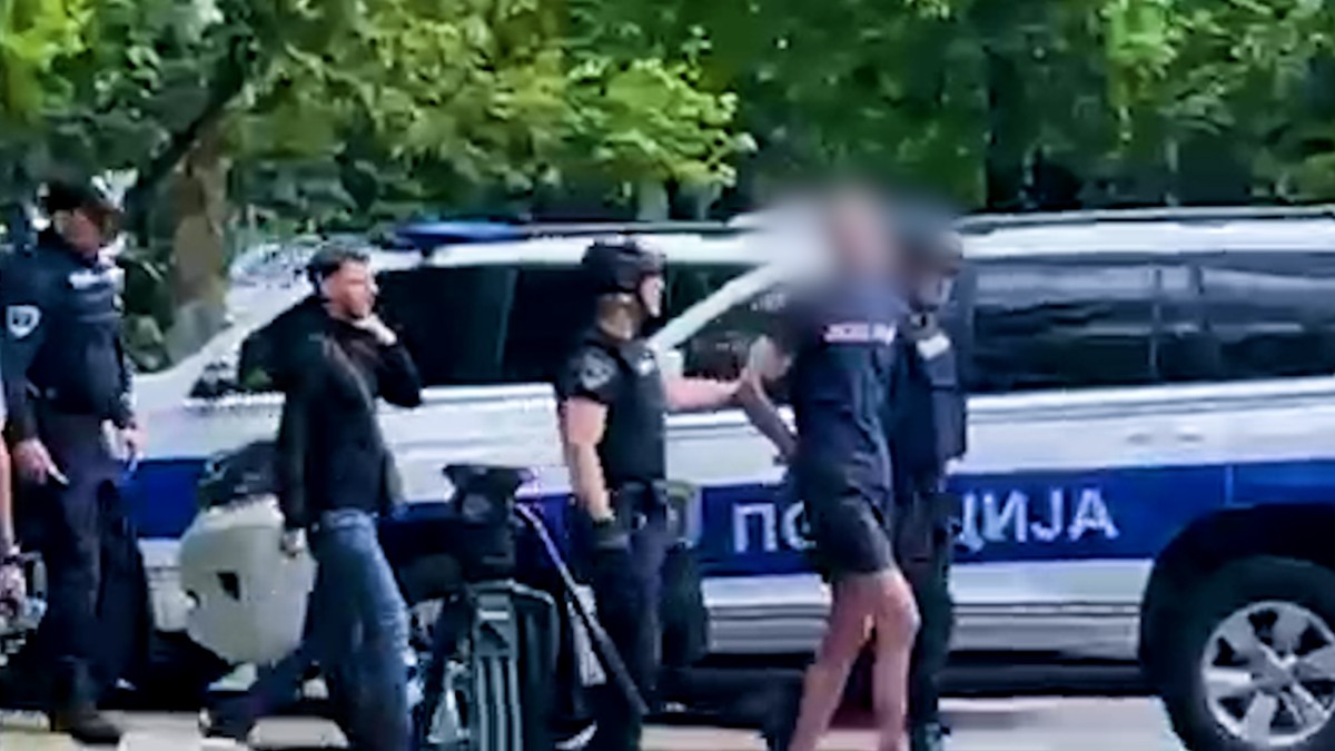 Policija upala u zgradu u kojoj je muškarac pretio samoubistvom: Ušli sa "ovnom" za razbijanje ...