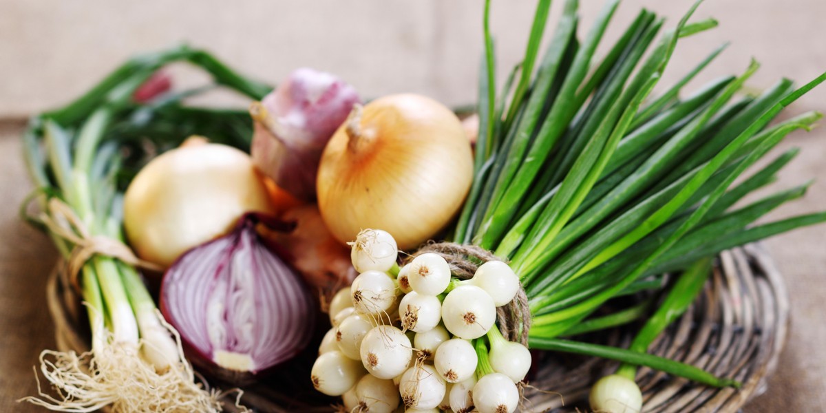 Jak szybko obrać cebulę i czosnek? - Onet Gotowanie