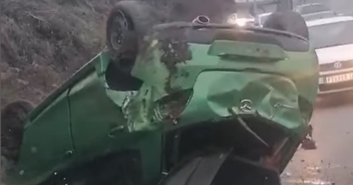 Jeziva saobraćajna nesreća kod Požege: Automobil se u krivini prevrnuo na krov (Foto, Video) - Blic