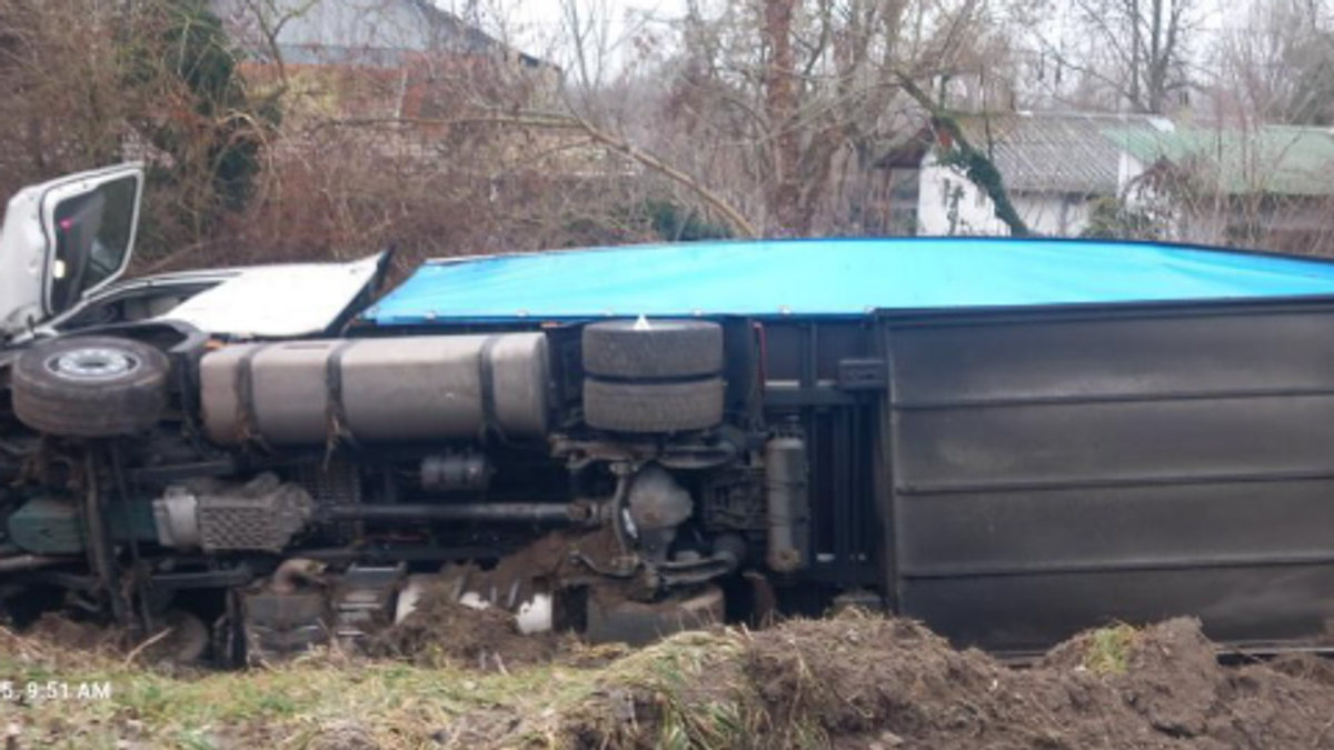 Saobraćajna nezgoda kod Bezdana: Prevrnuo se kamion (Foto) - Blic