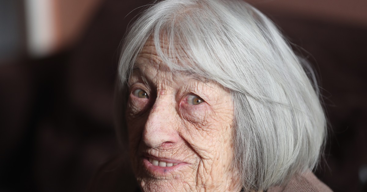 Rengeteg fehér virág borítja Keleti Ágnes sírját (fotók) - Rúzs Online