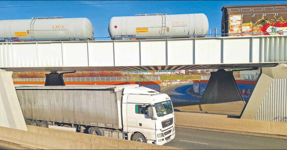 Tiry nie wjadą na tory. Kolej wciąż przewozi tylko 10 proc. towarów ...