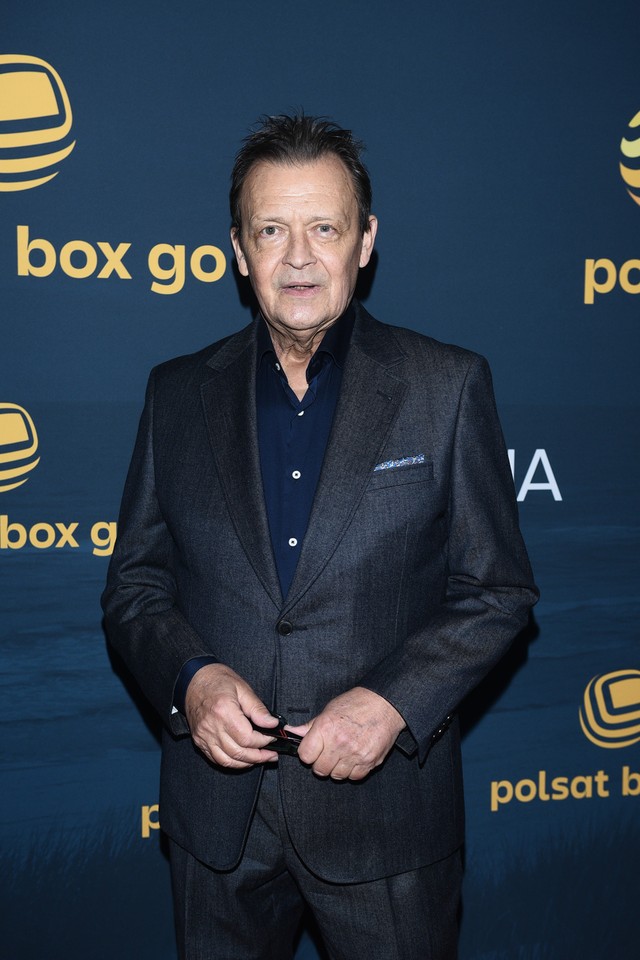 Nikodem Rozbicki cały na biało. Jan Frycz znowu pokazał ukochaną ...