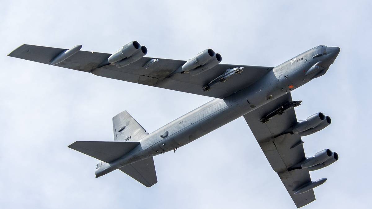 Bombowiec B-52 w pobliżu Kaliningradu. To prawdopodobnie część ...