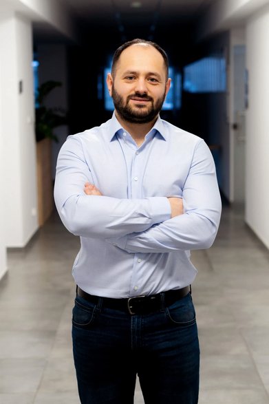 Rozwiązanie dla pękającego betonu: innowacyjne badania dr. Adama ...