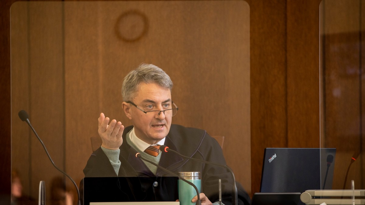 Fenyő-gyilkosság: Portik Tamás fia nekitámadt a bírónak, rendőrök ...