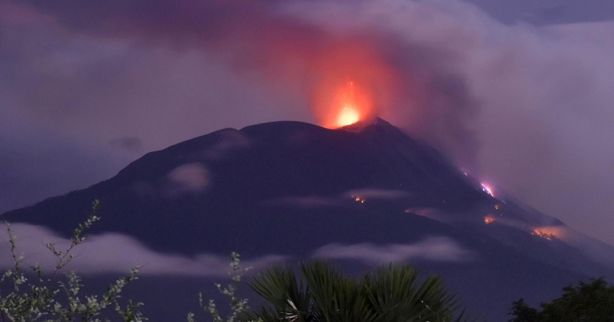 Erupcja wulkanu w Indonezji. Wśród mieszkańców wybuchła panika. WIDEO