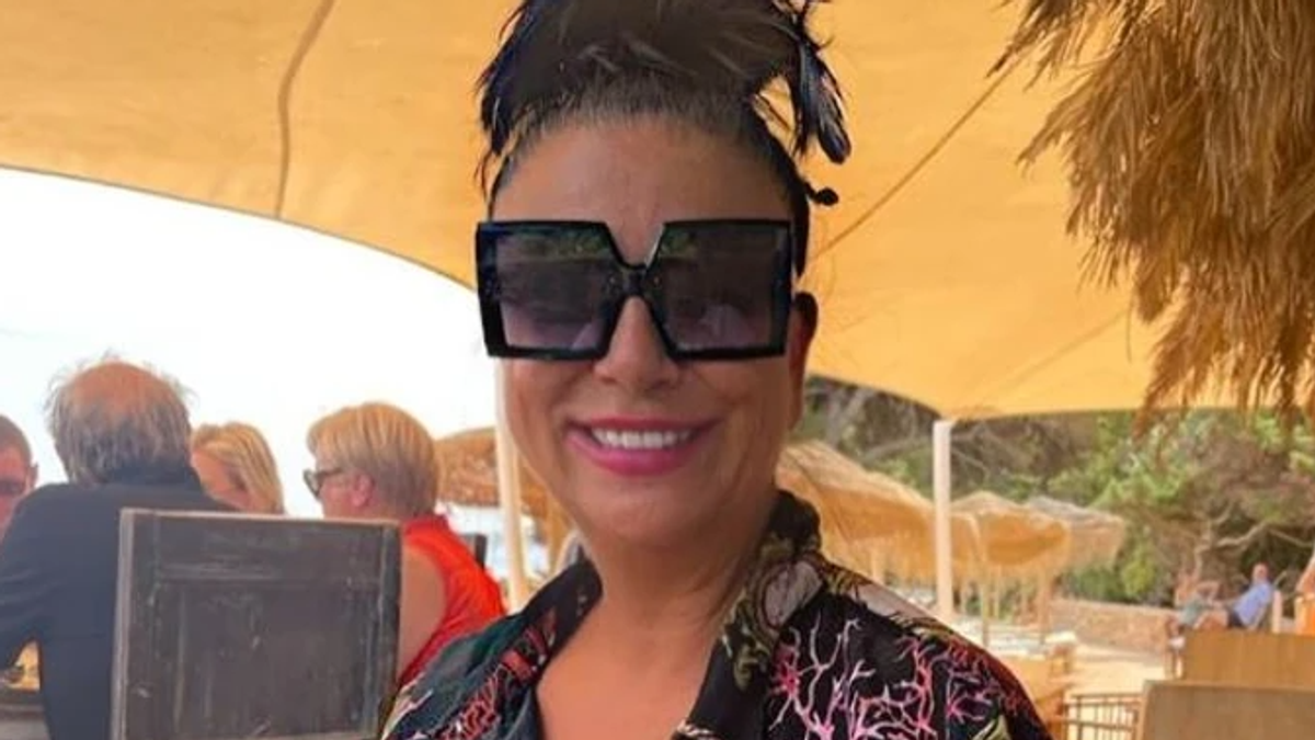 Alka Vuica Pozirala Pored Bazena Bez Ičega Na Sebi U Sedmoj Deceniji