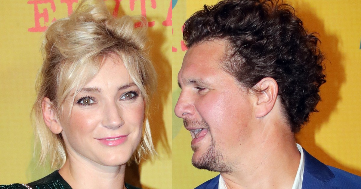 Tündérien szállnak. Az egyik copfos, a másik fürtös: Nagy Ervin ikrei, Elza és Franciska anyát ...