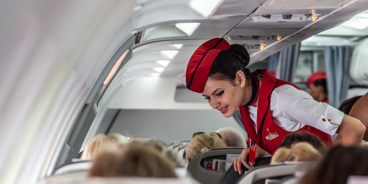 Stewardesa ostrzega, czego nie robić w samolocie - Podróże