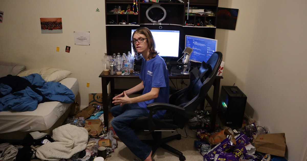 Pokój pełen karaluchów i śmieci. 21-letni gracz Robloxa pokazał jak żyje