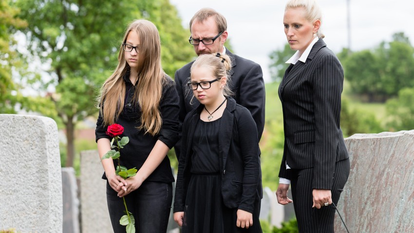 Jak się ubrać na pogrzeb? Na cmentarz? Stylistka o żałobnym dress codzie