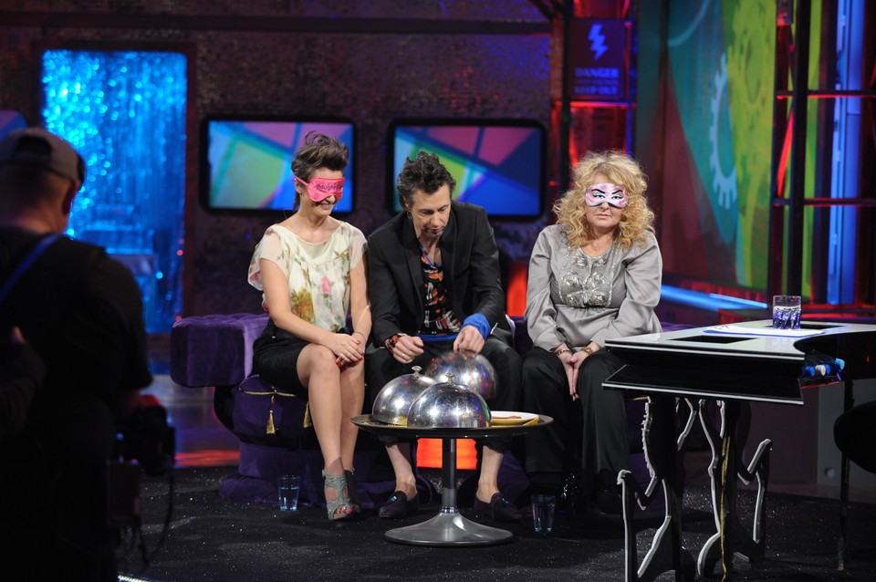 Brodzik i Majewski zajadają bycze jądra - Plejada.pl