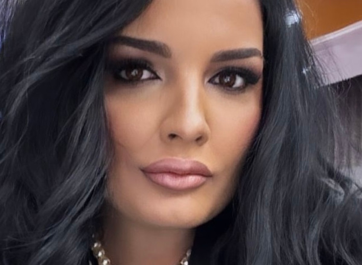 (Foto) stegla grudi, ogromna ogrlica: Milena Popović nastavlja sa slavljima za Novu godinu ...