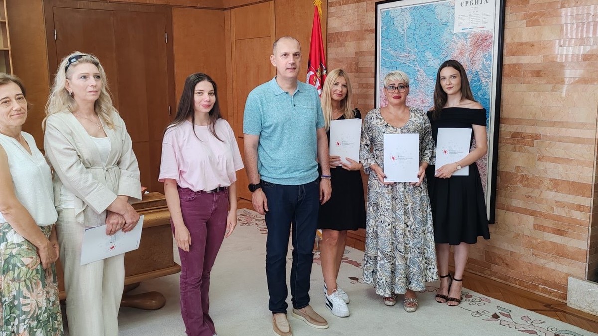 Lončar uručio ugovore o radu novoj grupi zdravstvenih radnika koji se ...