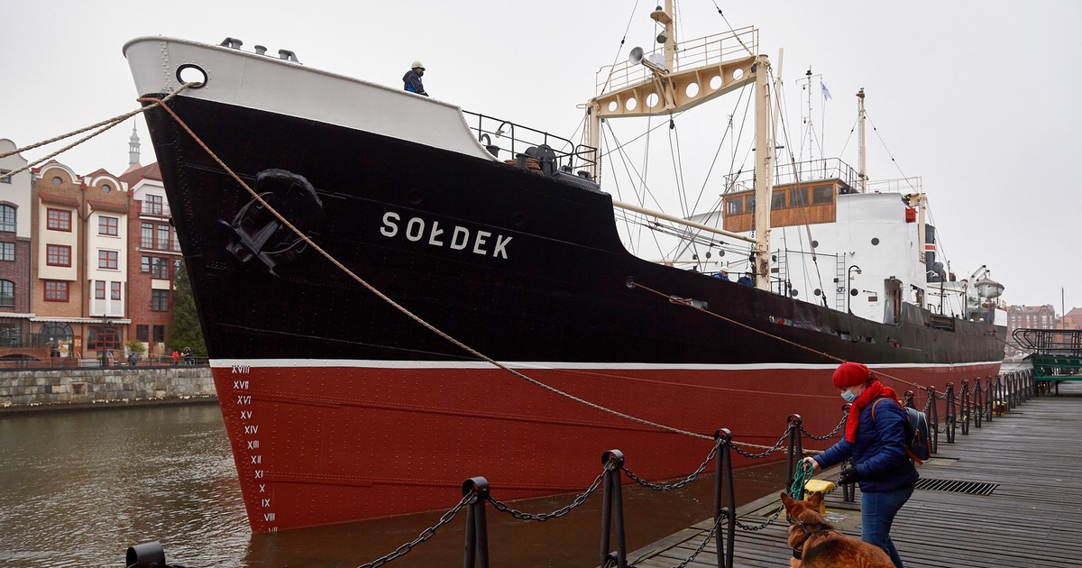 Statek "Sołdek" wrócił na swoje miejsce w Gdańsku po remoncie - Podróże