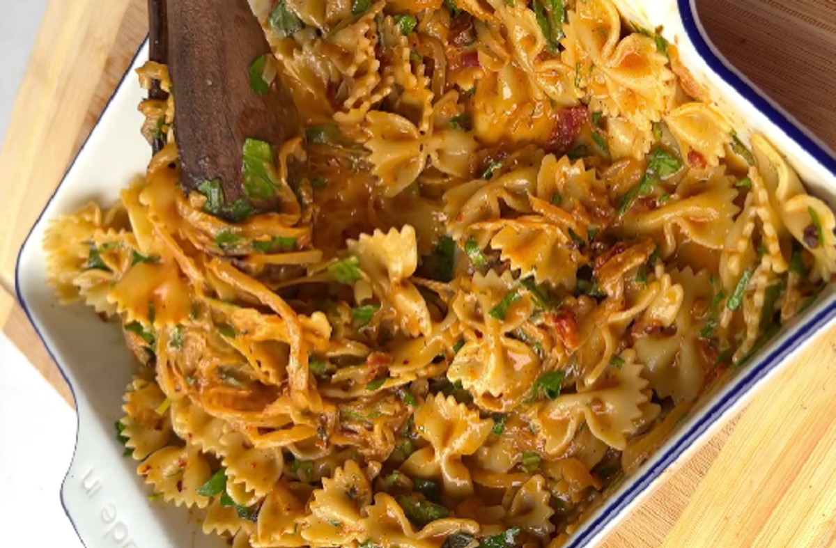 Brzi ručak: Pasta sa karamelizovaim lukom sprema se u jednoj posudi za ...