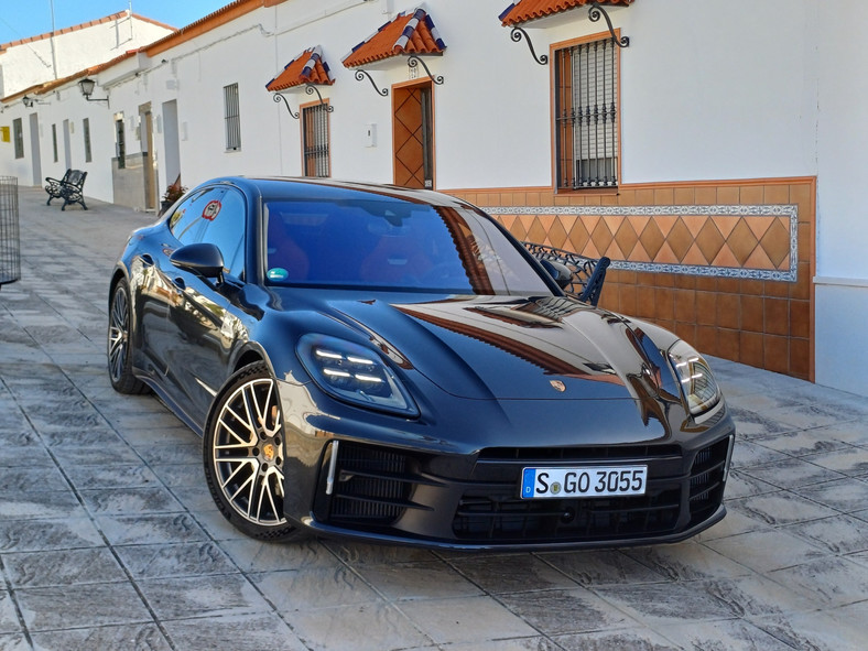 Nowe Porsche Panamera kpi sobie z praw fizyki. Już nim jeździłem w ...