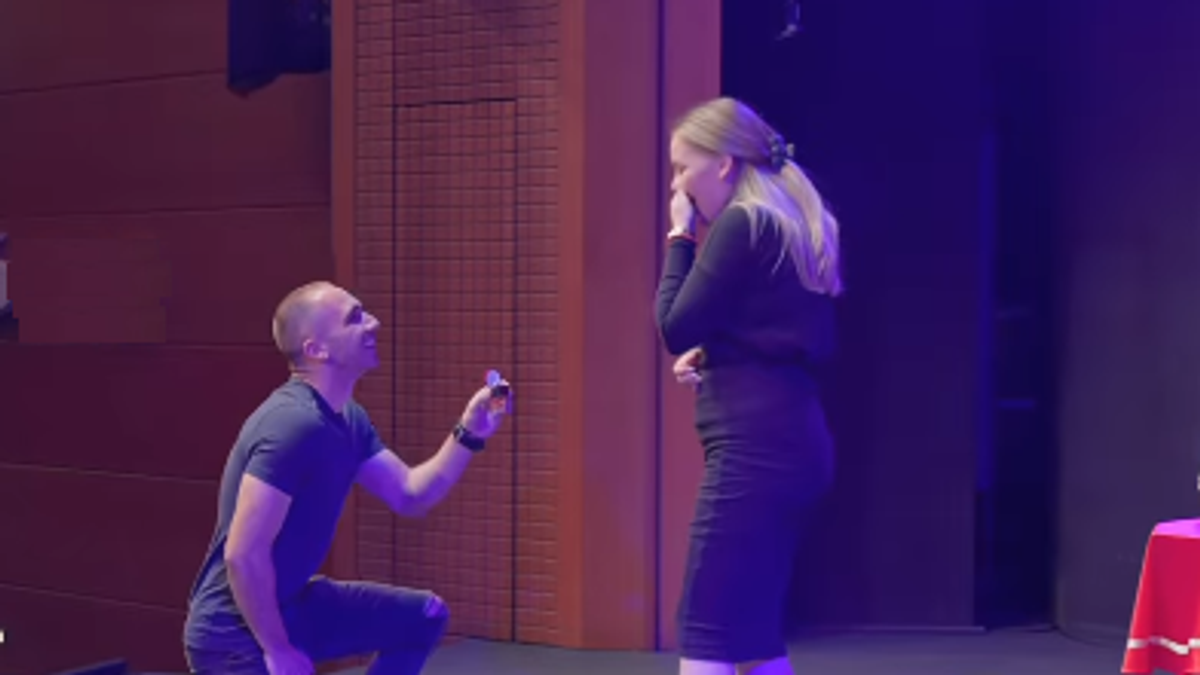 Nikola uz pomoć mađioničara na originalan način verio svoju devojku Kristinu - Blic