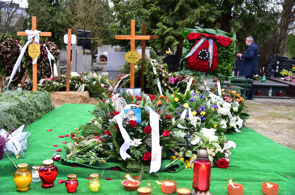 Pogrzeb Janusza Weissa. Znane osoby przybyły pożegnać dziennikarza ...