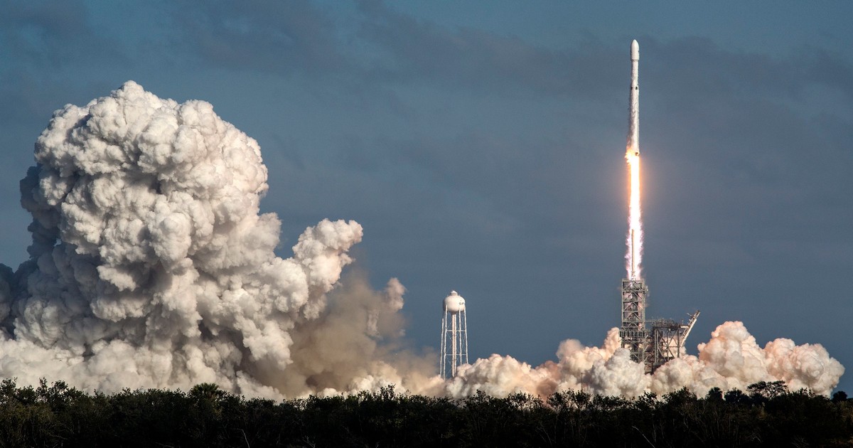Falcon Heavy leci na Marsa. Udany start nowej rakiety SpaceX - Wiadomości