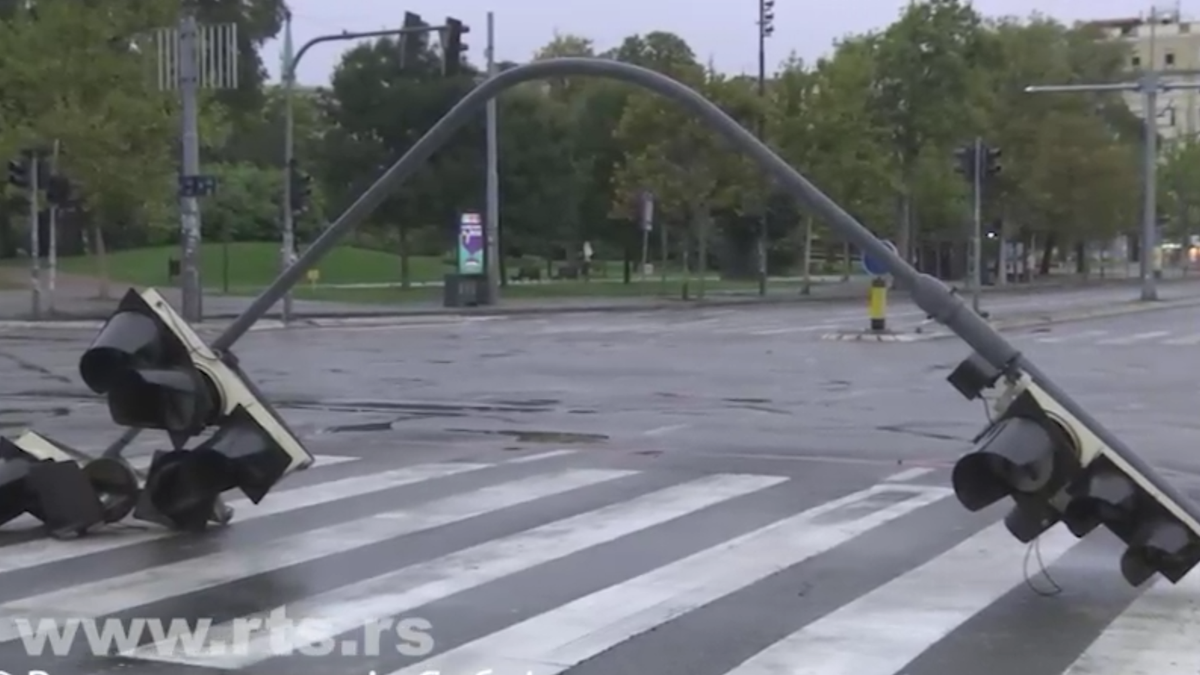 DEO BEOGRADA BEZ VODE Pukla cev prečnika dva metra u centru grada, otklanjanje kvara DO 15 SATI ...
