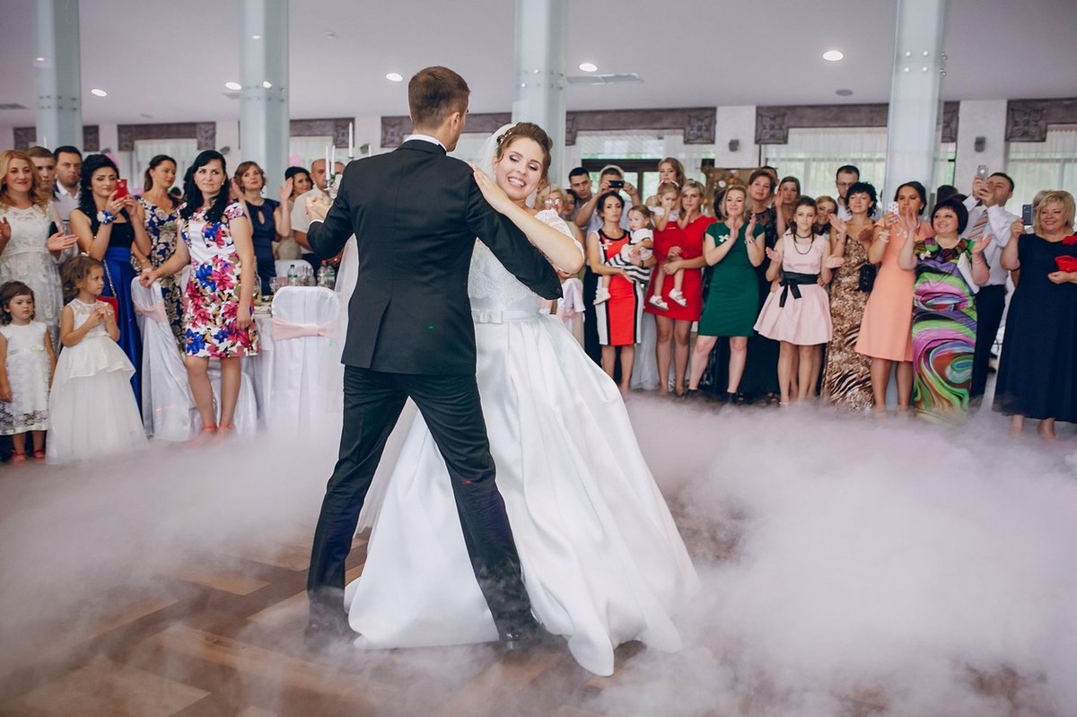 Skandalozni ples mladoženje zabezeknuo goste, performans e pretvorio u ...