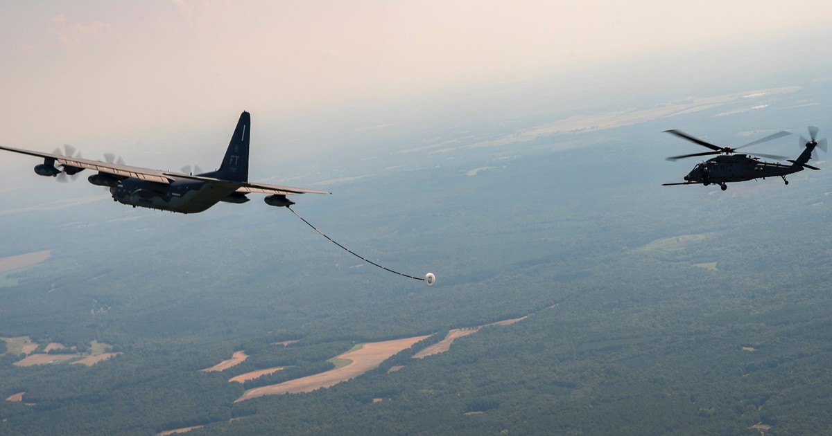 The Air Force's new helicopter hooked up with an aerial refueling ...