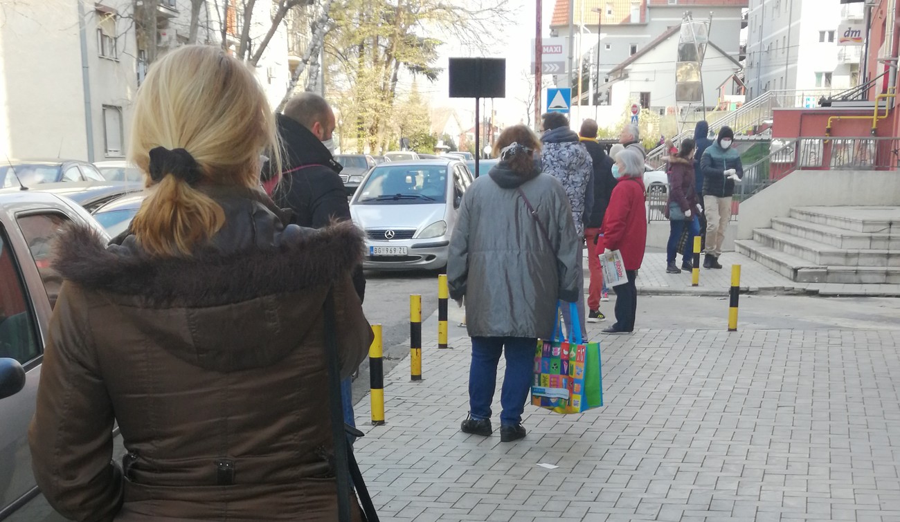 Ispred prodavnica u Beogradu DUGI REDOVI, ima brašna, ulja, mleka, jaja ...