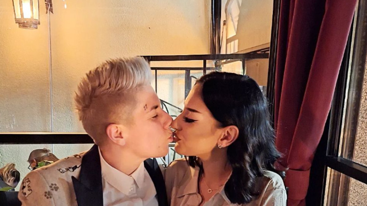 Matora pokazala novu devojku: Evo ko je fatalna crnka koju ljubi usred Beograda - Blic