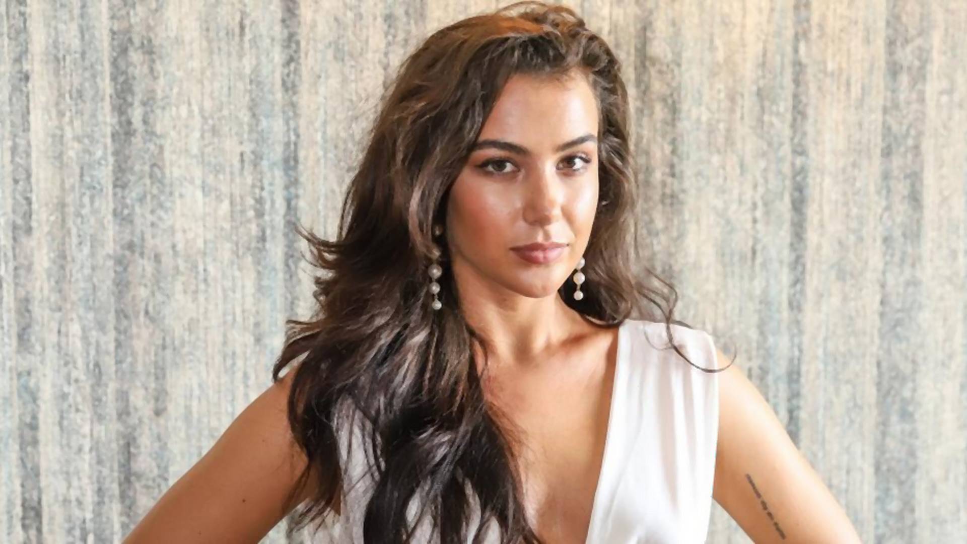 Tóth Andi asztalon fetrengve villantott hatalmasat - Fotó