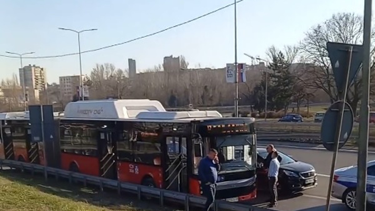 Sudarila se dva autobusa, stvaraju se gužve: Saobraćajna nesreća na Autokomandi - Blic