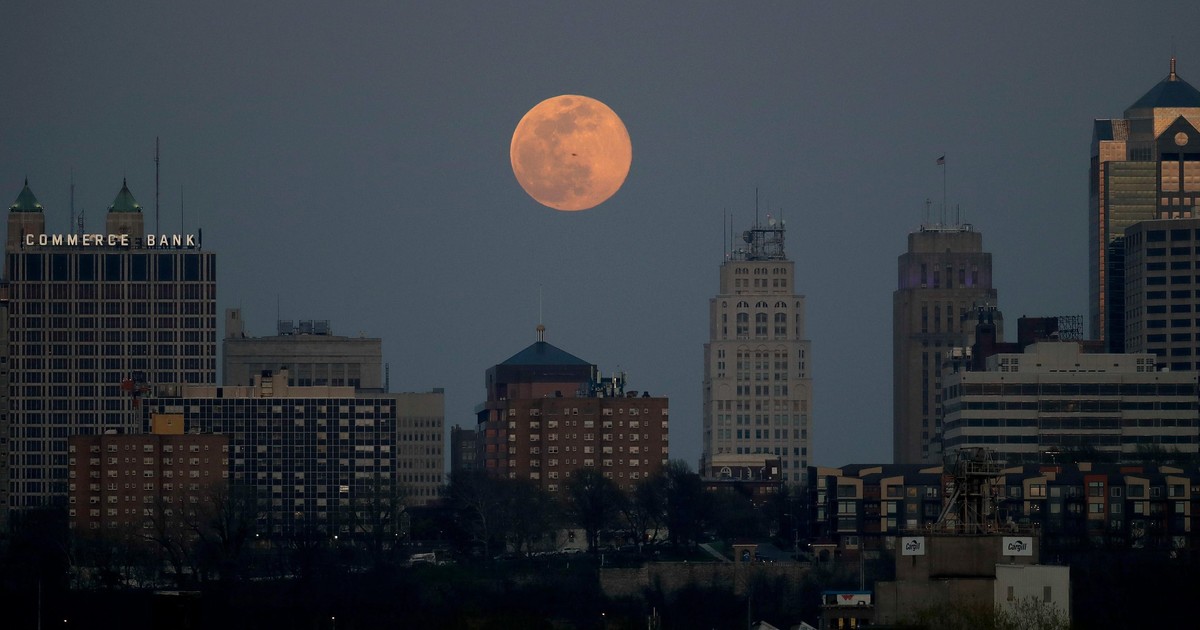 A rare blue supermoon rising tonight will be the biggest full moon of ...
