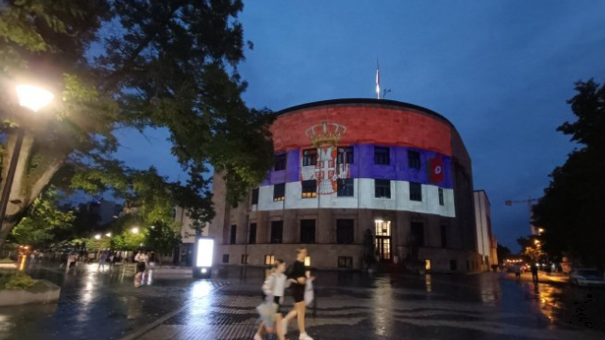 SIJA PALATA REPUBLIKE SRPSKE Osvetljena u bojama zastava Srpske i ...